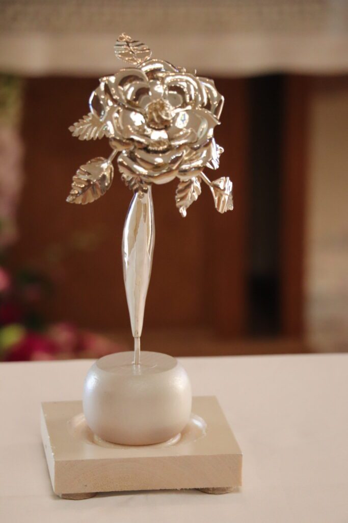 Silver Rose completes journey through Diocese - Diocese of Venice