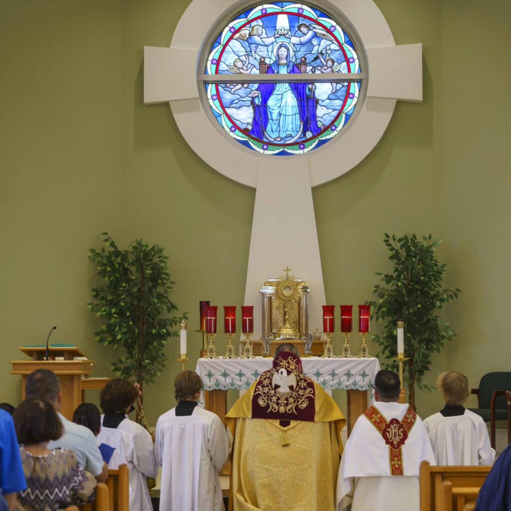 Hundreds Venerate Jesus in Eucharistic Procession - Diocese of Venice